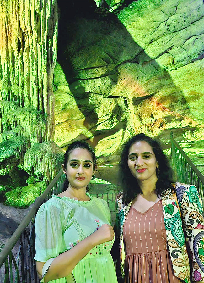 బొర్రా గుహల్లో చిల్ అవుతున్న హీరోయిన్ లయ (ఫొటోలు) | Actress Laya Gorty At Araku Borra Caves In ...